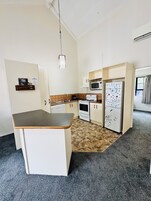 Two Bedroom Family Suites | Cozinha privada | Um frigorífico, um micro-ondas, uma chaleira elétrica, uma torradeira 