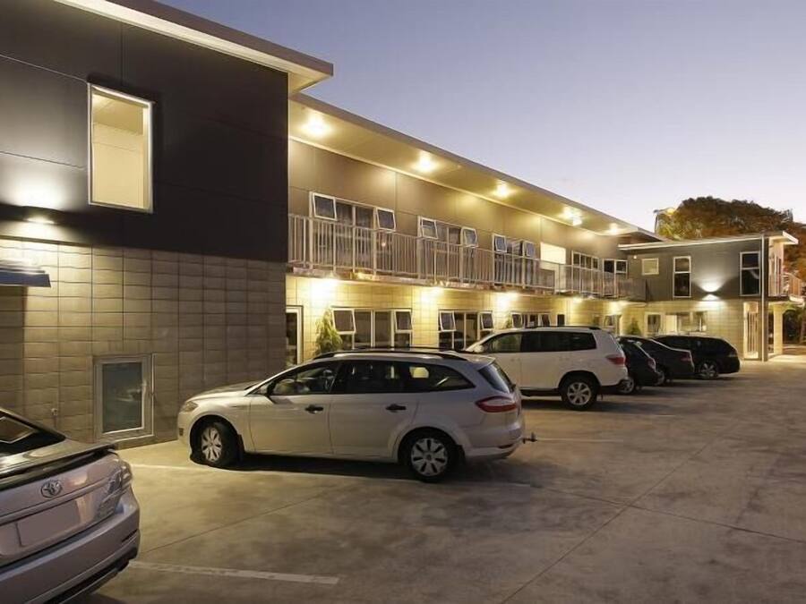 Um hotel com vários andares e estacionamento.