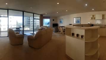 Apartamento Básico | Sala de estar | Televisor de 42 polegadas com canais digitais