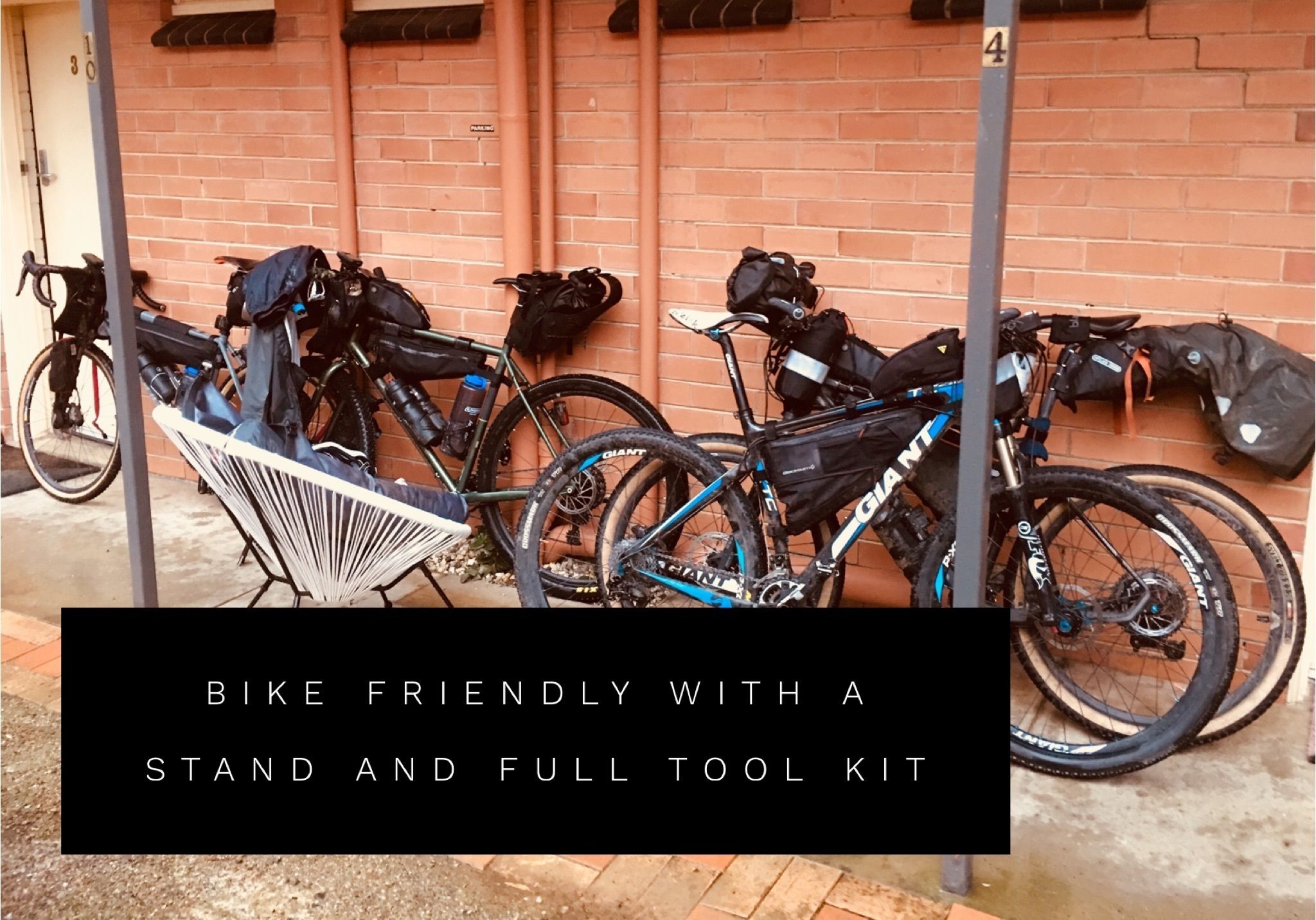 Zona adequada para ciclistas, com suporte e kit de ferramentas completo.