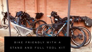 Zona adequada para ciclistas, com suporte e kit de ferramentas completo.