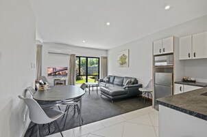 Suíte família, 2 quartos, cozinha (King Family Apartment) | Quartos à prova de som, Wi-Fi de cortesia, roupa de cama