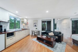 Estúdio standard, para não fumantes, cozinha americana (Gum-nut Cottage) | Cozinha privada | Geladeira, micro-ondas, cooktop, cafeteira/chaleira