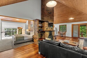 Estúdio standard, para não fumantes, cozinha (Fig Tree Cottage) | Área de estar | TV LCD, DVD player