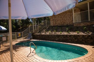 Piscina externa, guarda-sóis, espreguiçadeiras