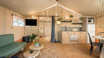 Tenda Familiar (Luxury Glamping No Pets) | 1 quarto, com decoração personalizada, com mobília individualizada