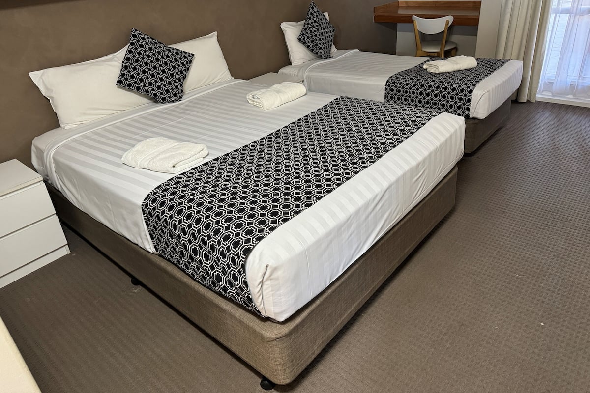 Quarto duplo luxo | Ferros/tábuas de passar roupa, Wi-Fi de cortesia