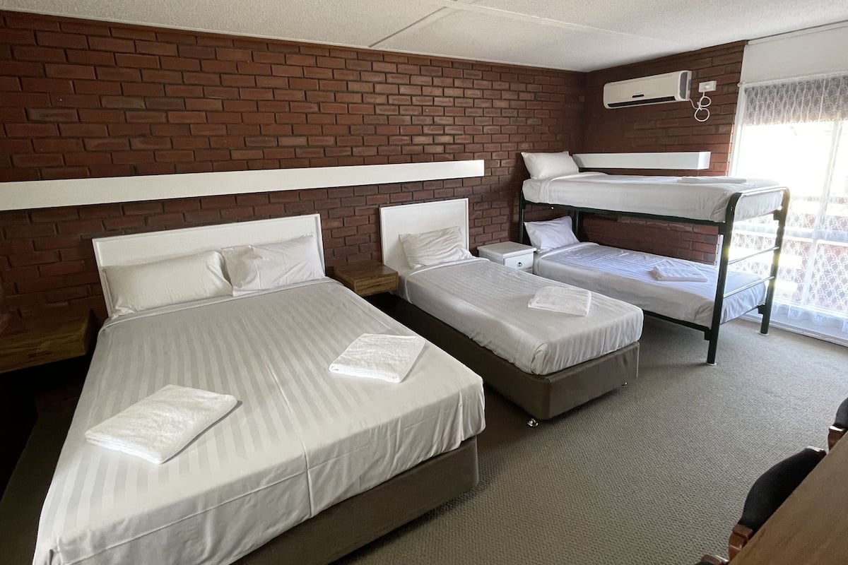 Quarto família, para não fumantes (Large Family Room) | Ferros/tábuas de passar roupa, Wi-Fi de cortesia
