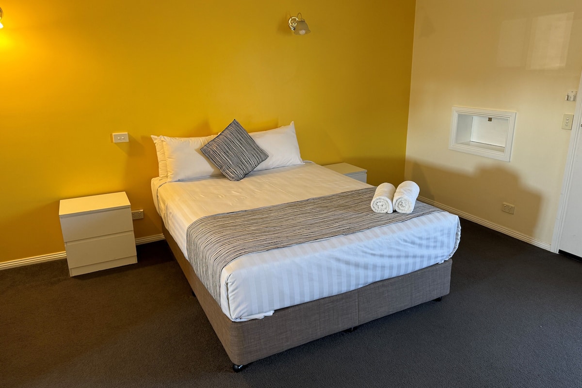 Quarto standard, para não fumantes, banheira de hidromassagem (Spa Room) | Ferros/tábuas de passar roupa, Wi-Fi de cortesia