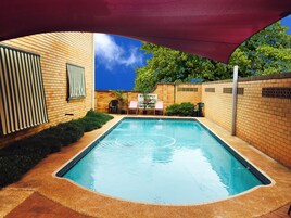 Piscina exterior, espreguiçadeiras 