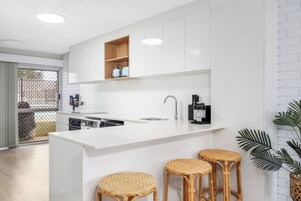 Luna Blu - Property Adjacent | Cozinha privada | Geladeira, micro-ondas, chaleira elétrica, torradeira