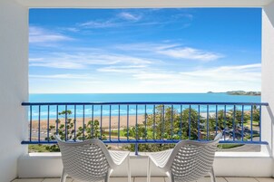 Quarto Twin Premium | Com mobília individualizada, ferro/tábua de engomar 