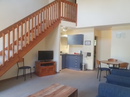 Apartamento Standard, 2 quartos | Sala de estar | TV de ecrã plano