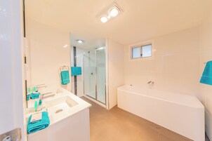 Bungalow Deluxe, 1 quarto, cozinha | Casa de banho | Um polibã, um chuveiro fixo, artigos de higiene pessoal grátis 