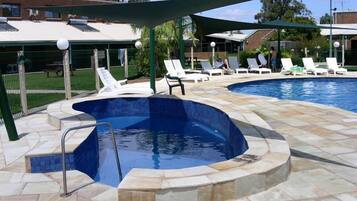 Piscina interna, 2 piscinas externas