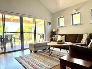 Executive Beach House with Outdoor spa and Ocean view | Área de estar | TV