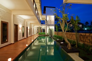 Piscina exterior, espreguiçadeiras