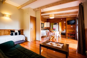 Suite Standard, 1 quarto, não fumadores, cozinha (HoneyMoon Cottage) | Sala | Televisor de 32 polegadas com canais por cabo