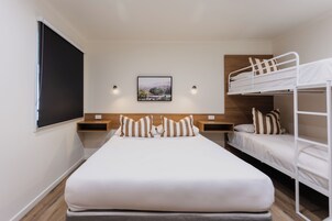 Quarto Quádruplo | Ferro/tábua de engomar, Wi-fi grátis, roupa de cama fornecida 