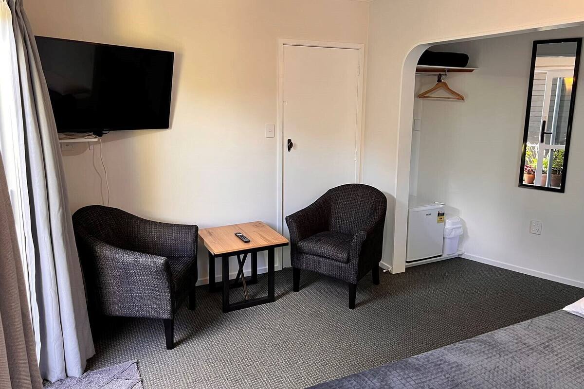 Estúdio Clássico, 1 cama queen-size | Sala de estar | Smart TV de 24 polegadas com canais digitais, televisor