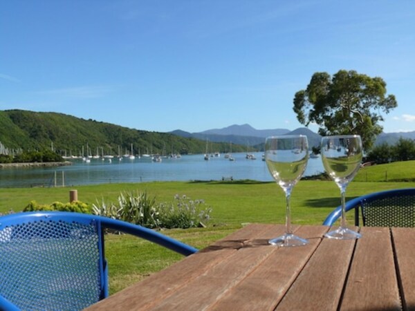 Bay Vista Waterfront Motel Picton - 