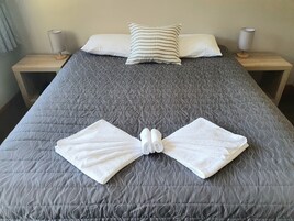 Suite Standard, 1 quarto, não fumadores, cozinha (on Waterfront) | Cofre no quarto, secretária, cortinas/cortinados opacos