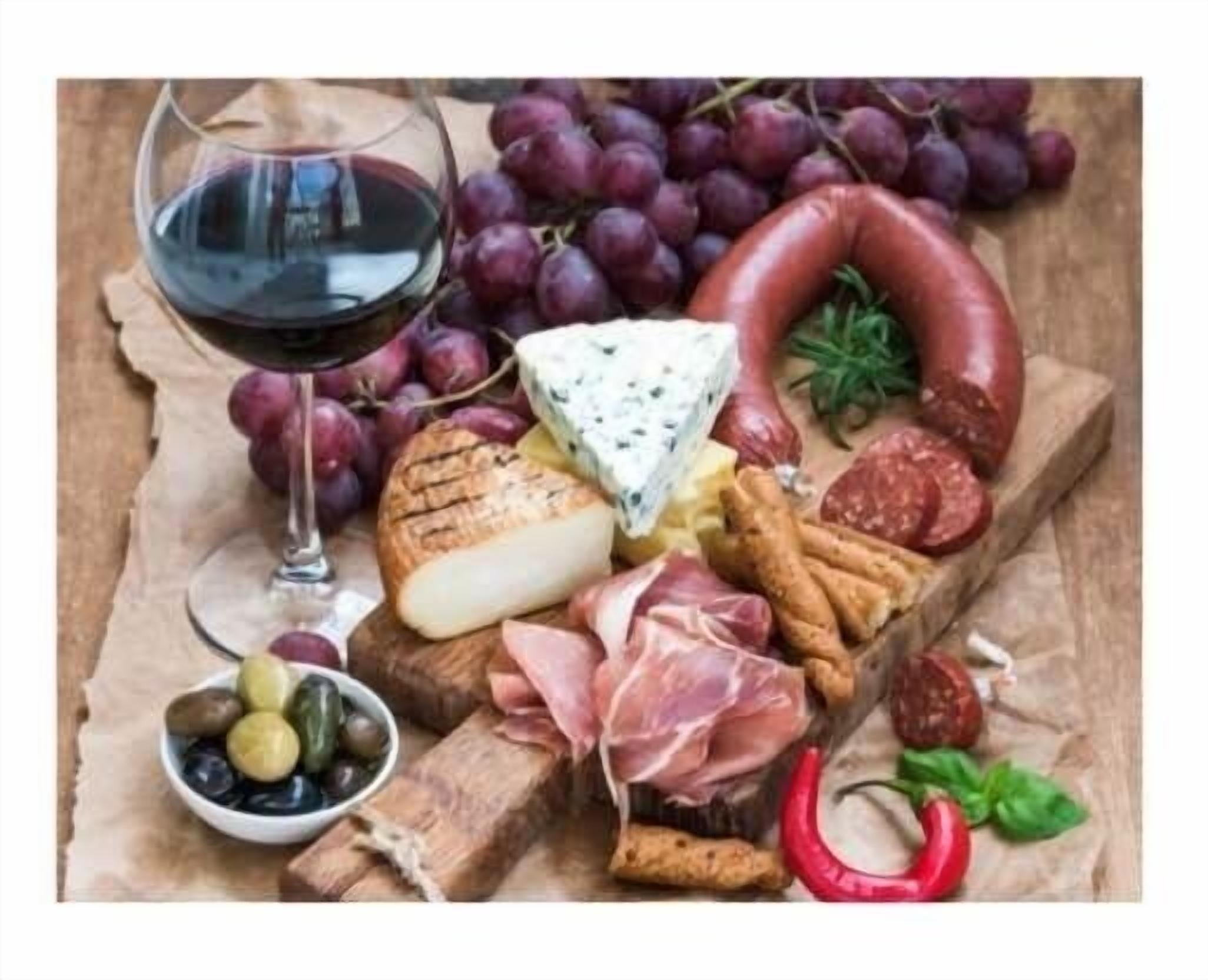 Uma tábua de frios com diversos queijos, embutidos e uvas, acompanhada por um copo de vinho tinto.