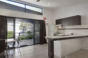 Cabana de Madeira Deluxe, 2 quartos (Sleeps 6) | Cozinha privada | Um frigorífico, um micro-ondas, uma placa de cozinha 