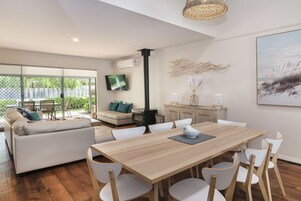 Vila (8 Person Villa – Min 2 Nights) | Opções para refeição no quarto