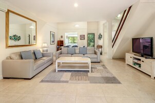 Vila panorâmica | Área de estar | TV, DVD player, mesa de pingue-pongue