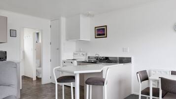 Standard 1 Bedroom Unit | Cozinha privada | Frigobar, micro-ondas, chaleira elétrica, torradeira