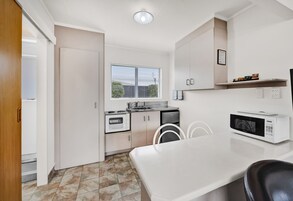 Quarto Twin | Cozinha privada | Minifrigorífico, um micro-ondas, uma chaleira elétrica, uma torradeira 