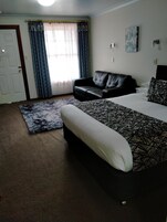 1. Executive Queen Room | Roupa de alta qualidade, minibar, com decoração personalizada 