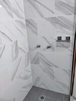 Produtos de higiene exclusivos, um secador de cabelo 