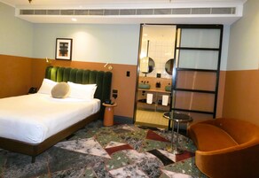 Suite, 1 cama queen-size | Minibar, cofre no quarto, cortinas/cortinados opacos 