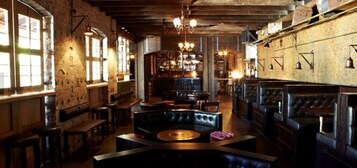 Pequenos-almoços, almoços, jantares servidos, com vista para a praia 