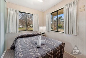 Quarto standard, para não fumantes, cozinha americana (Ensuited 2 Brm Cabin) | Roupa de cama
