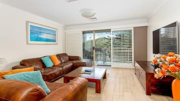 Apartamento Executivo, 2 quartos, cozinha | Sala de estar | Televisor de ecrã plano de 50 polegadas com canais digitais, televisor