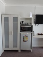 Quarto luxo, 1 cama Queen | Ferros/tábuas de passar roupa, Wi-Fi de cortesia, roupa de cama