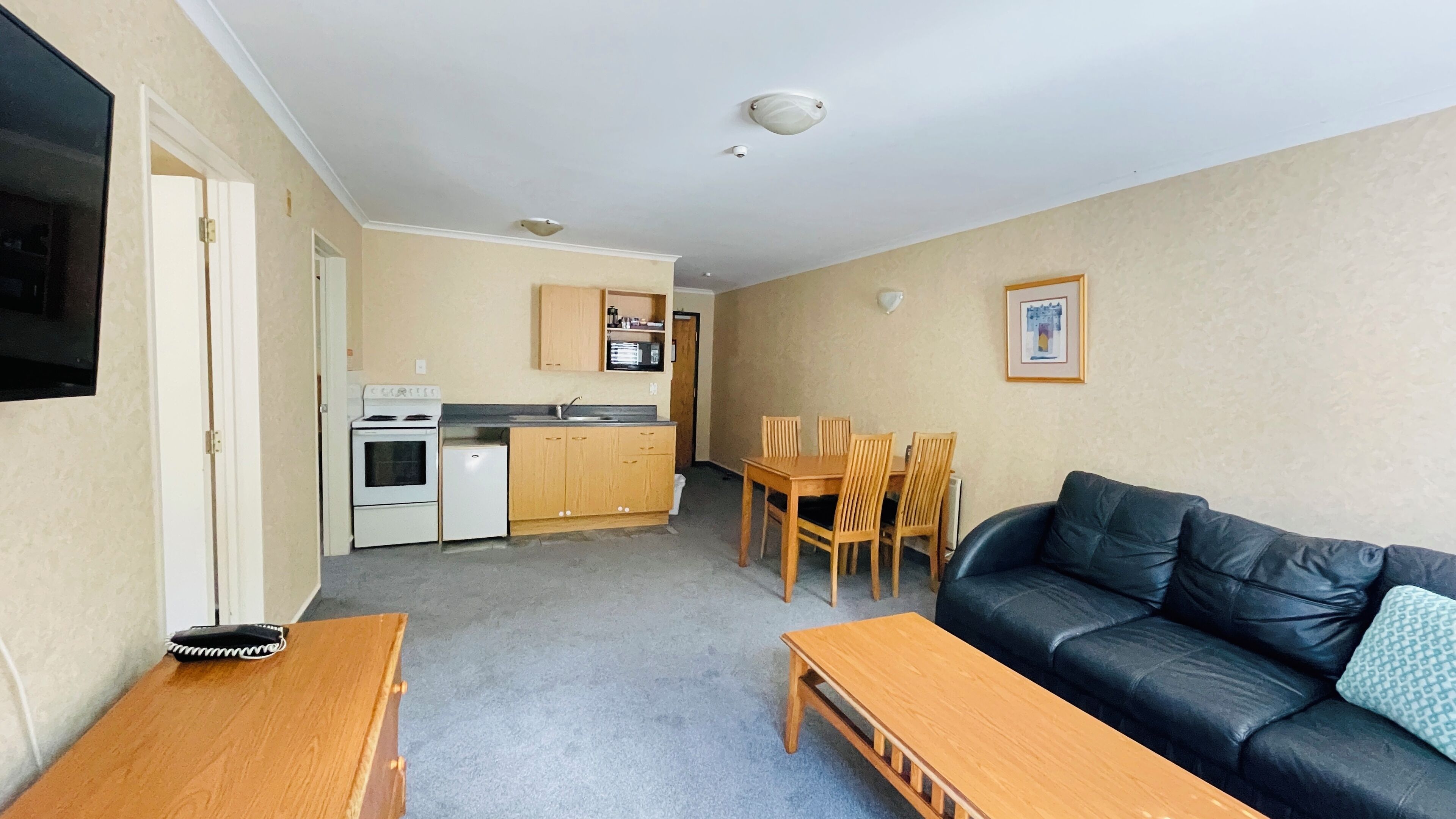 Apartamento, 2 quartos | Sala de estar | Televisor de ecrã plano de 32 polegadas com canais digitais, televisor 