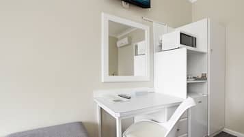 Quarto standard, para não fumantes (Twin Room) | Ferros/tábuas de passar roupa, berços (sobretaxa), Wi-Fi de cortesia