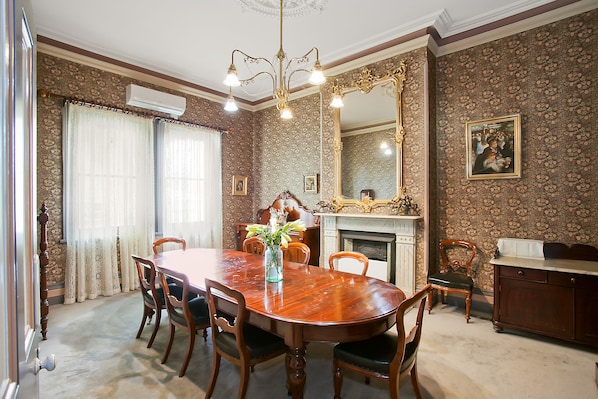 Um frigorífico, uma cafeteira/bule 