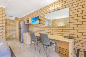 Um frigorífico, um micro-ondas, uma cafeteira/bule 