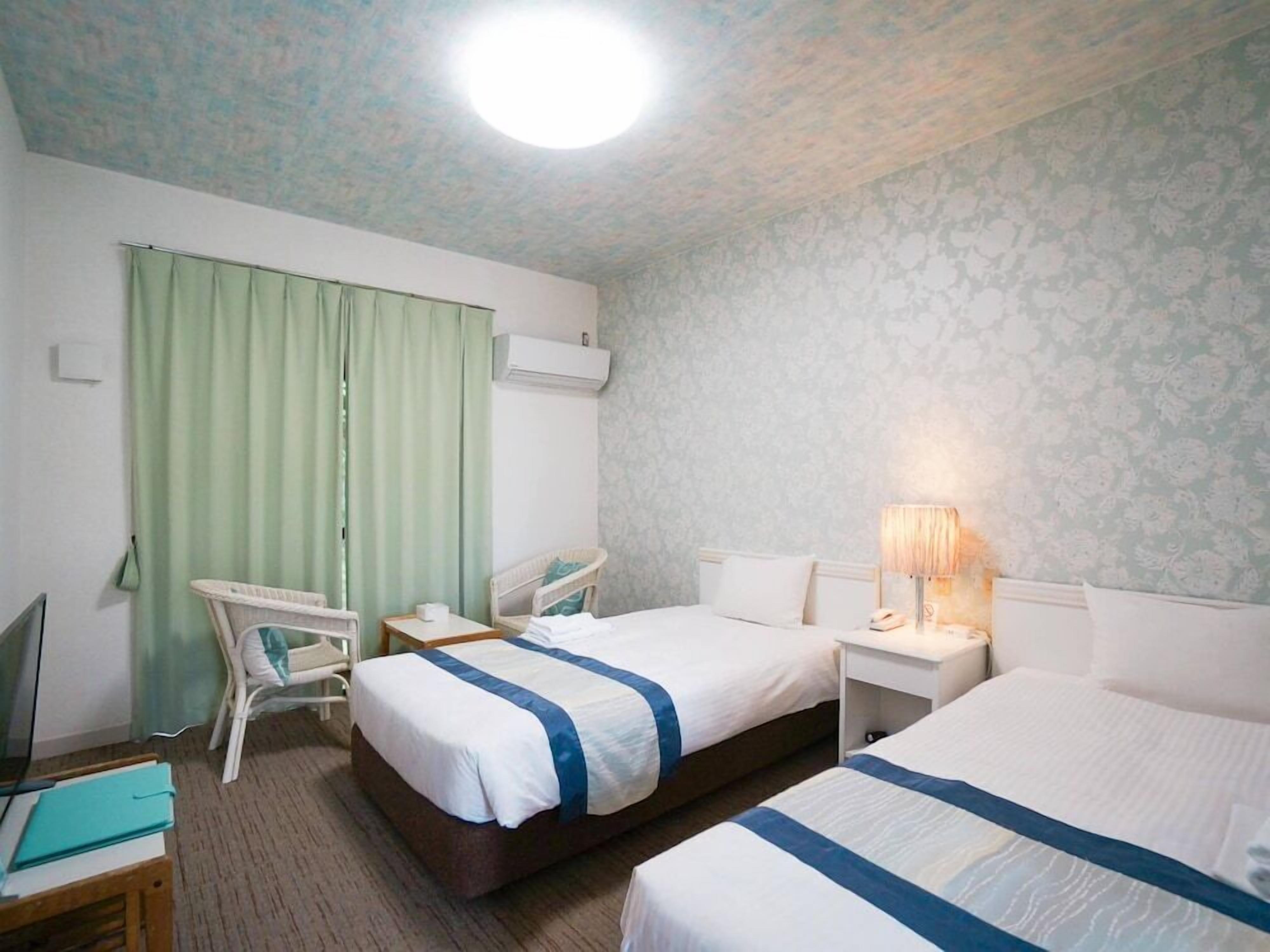 Escrivaninha, cortinas blackout, Wi-Fi de cortesia, roupa de cama
