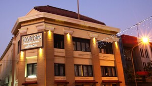 Um hotel com uma placa indicando "VARNA CULTURE HOTEL".