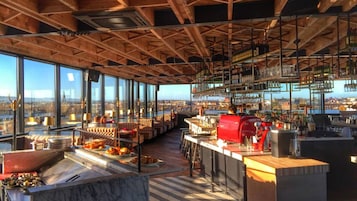 Pequenos-almoços servidos, com espaço para refeições ao ar livre