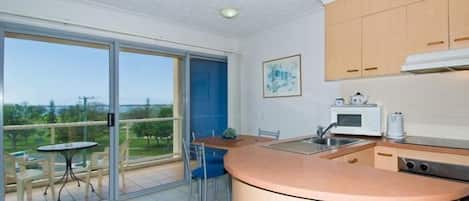 Geladeira grande, micro-ondas, cooktop, cafeteira/chaleira