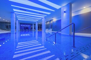 Piscina interna, 2 piscinas externas, espreguiçadeiras