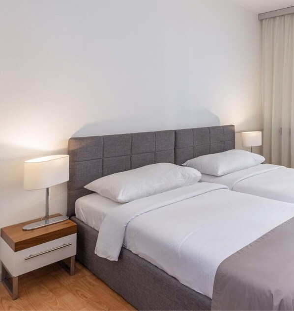 Standard Twin Room with extra bed, Sea View, Balcony | Secretária, roupa de cama fornecida