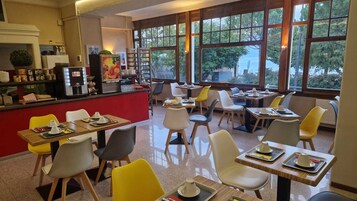 Pequeno-almoço tipo buffet diário (11 CHF por pessoa) 